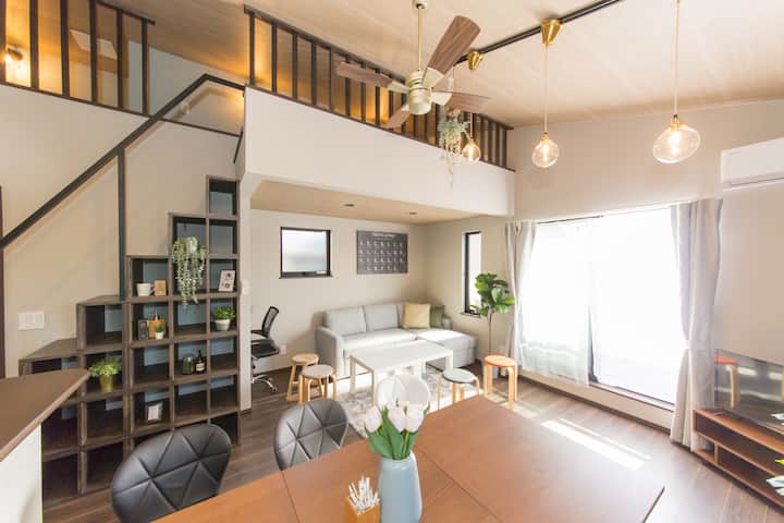 難波や関空まで約20分｜ベッド10台最大12名｜無料p4台｜街中の大きな新築一軒家｜おしゃれなロフト - 기시와다시