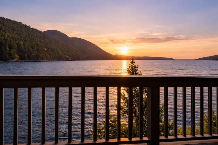 Peaceful Queen Room With Calm Hillside Water Views - Orcas Island, WA