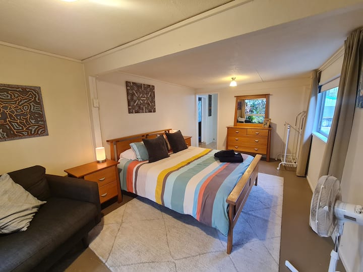 Tranquil Downstairs Studio A Walk From The Bay - Sandstone Point