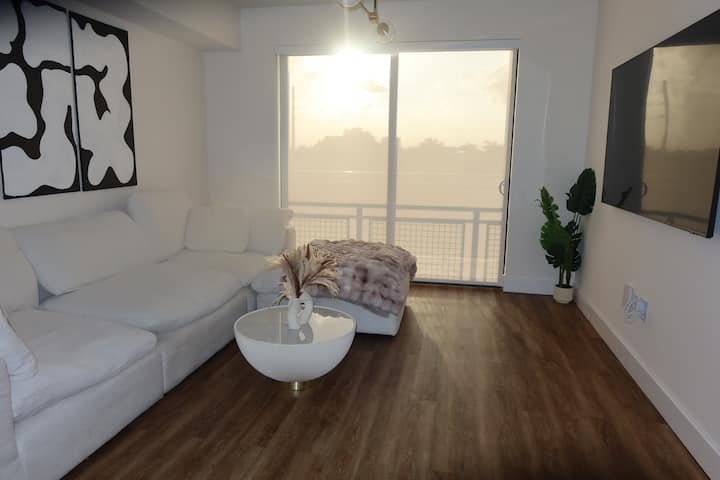 Stylish Retreat Minutes To Ft. Lauderdale Beach - Dania Beach, FL