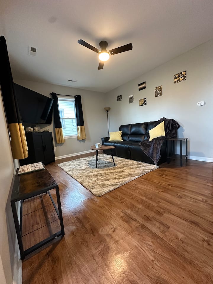 Cozy Little Home With Big Comfort - Overland Park, KS