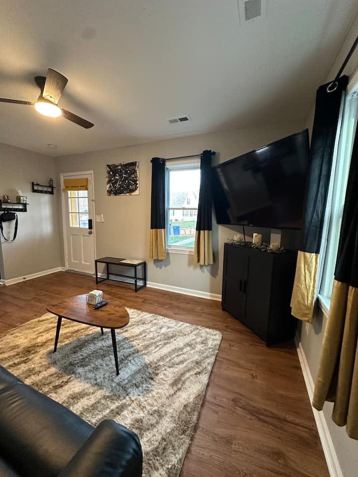 Cozy Little Home With Big Comfort - Overland Park, KS