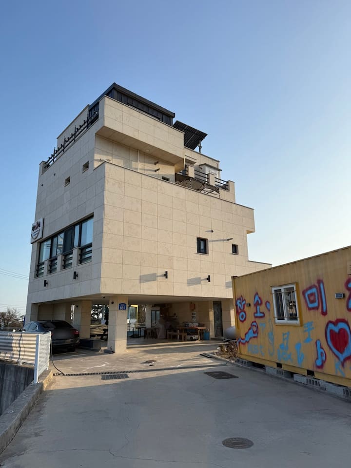 동해안의 바다를 한눈에
심심할 틈 없는 소소한 즐거움이 가득한 
장소미정
(노래방 무료) - 신현동