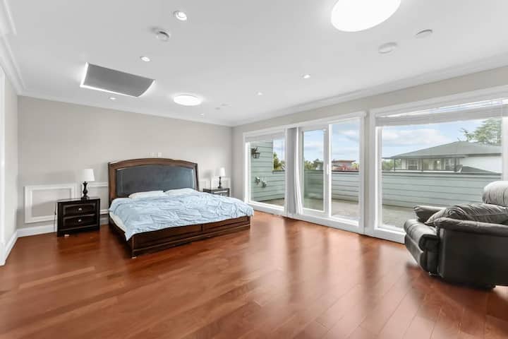 Luxury King Suite Close To Airport - Ladner