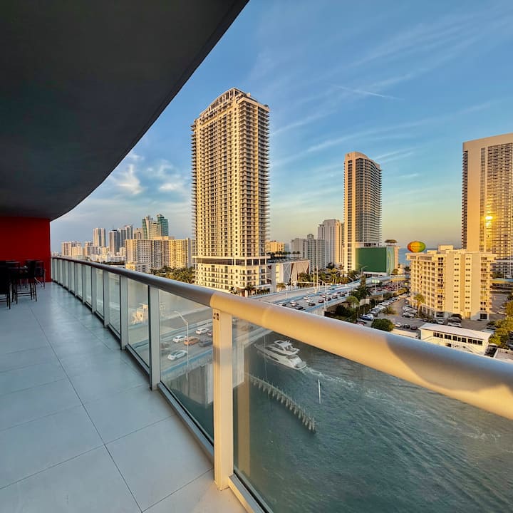 Luxury 3br Ocean View | Walk To Beach - Hallandale Beach, FL