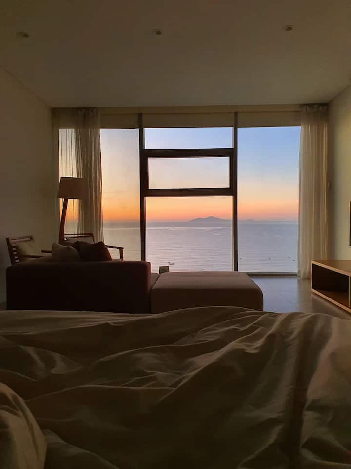 Luxury Beachfront 2br | Stunning View | Pool & Gym - Da Nang