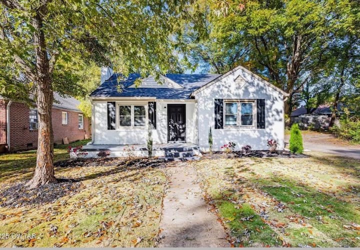 Midtown Jackson Retreat • Sleeps 10 - Jackson, TN