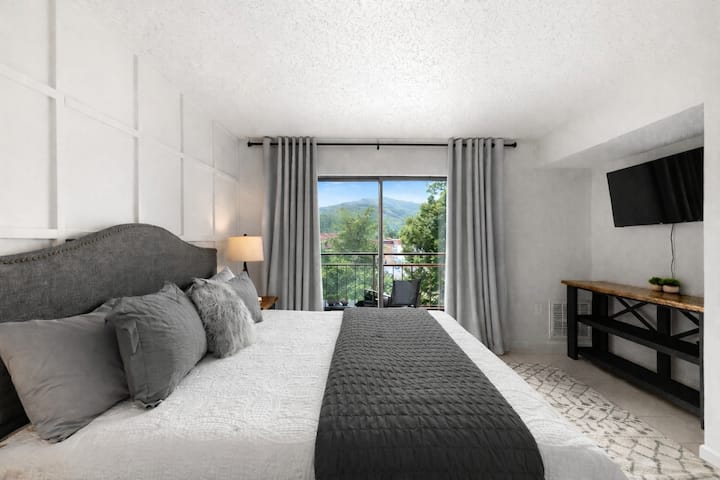 Balcony-view Condo | Walk To Downtown! | Pool - Gatlinburg, TN