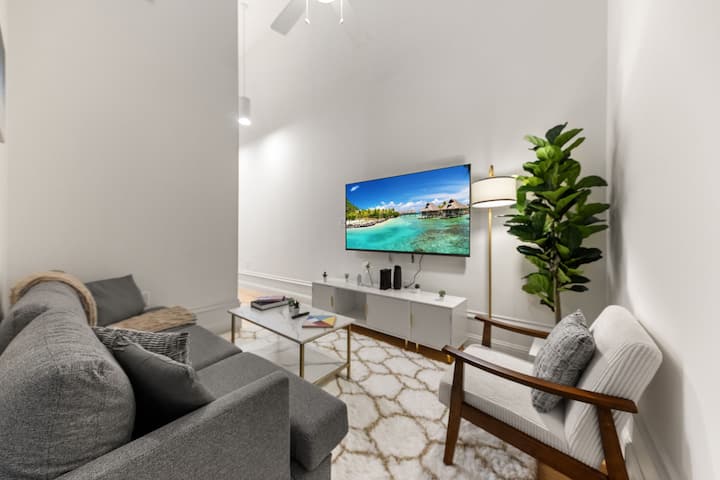 1 Bedroom Loft With Gated Parking + King Bed + Gym - Southern Methodist University, Dallas