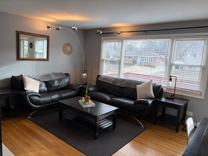 Truly The Center Of It All, A Secret Suburban Gem! - Schaumburg