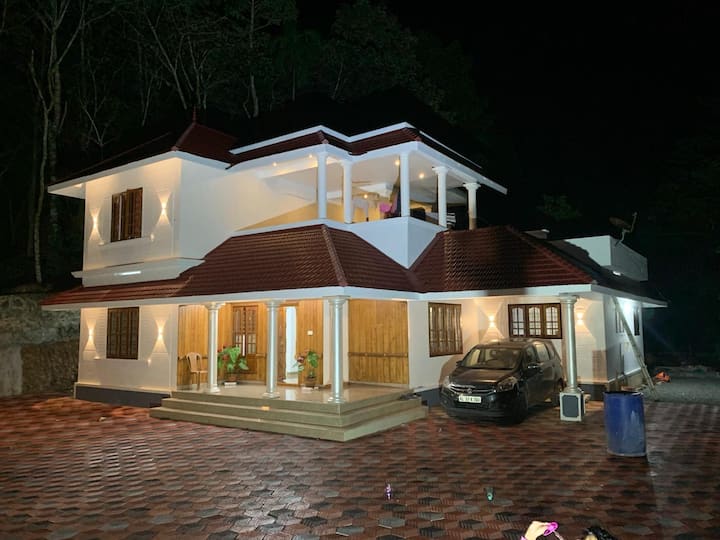 Clean, Spacious, Can Accomodate Up To 10 Persons. - Changanassery