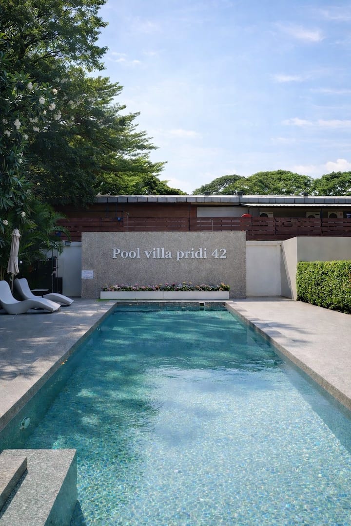 Big Pool Villa Located In Wattana 10 Guest Up - Bangkok