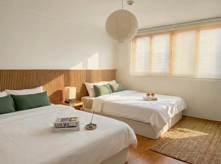 김포공항 근처 숙소/ 퀸사이즈침대3/투룸/무료주차/홍대/여의도/광화문 - 사우동