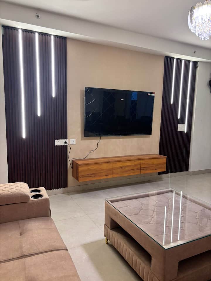 Basera Amber | Luxury & Premium 2bhk Stay | Lulu - Lucknow