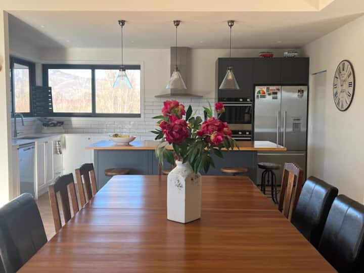 Luxury Living – Quiet, Spacious, Poolside Paradise - Bannockburn