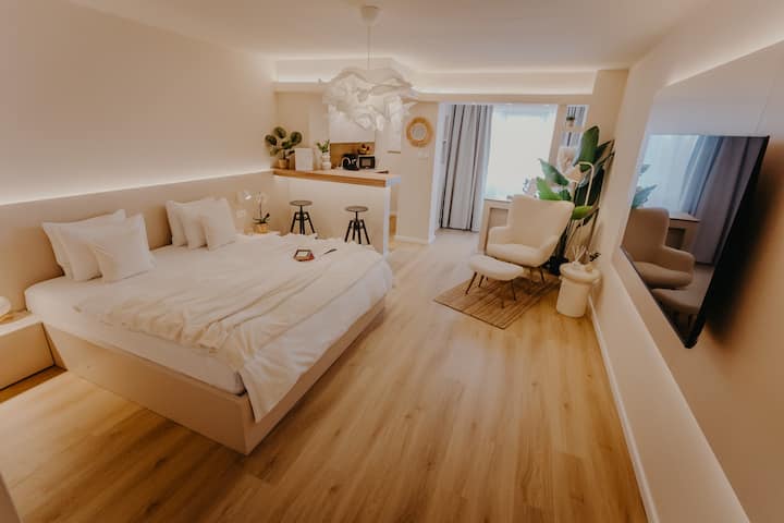 Ivory Glow Studio - Central Location - Romania