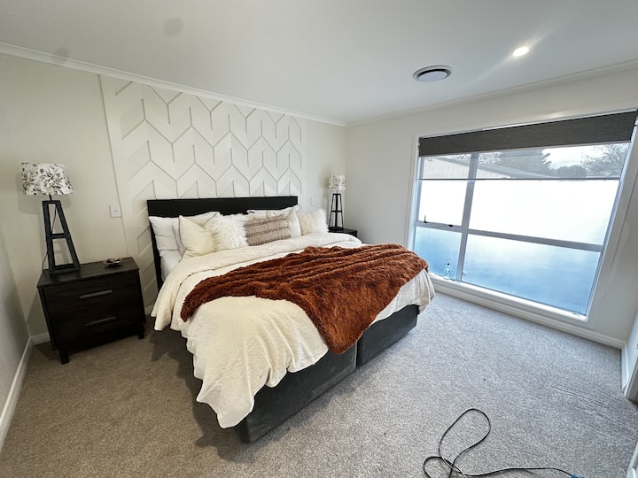 Autumn Hideaway - Newly Renovated Home For Groups - Palmerston North