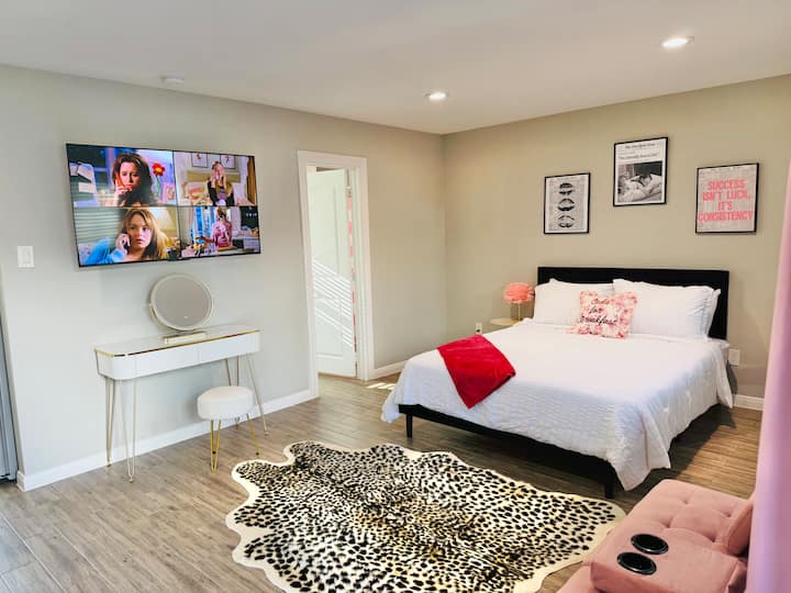 Pretty In Pink Studio|montrose Htx|free Parking - Houston, TX