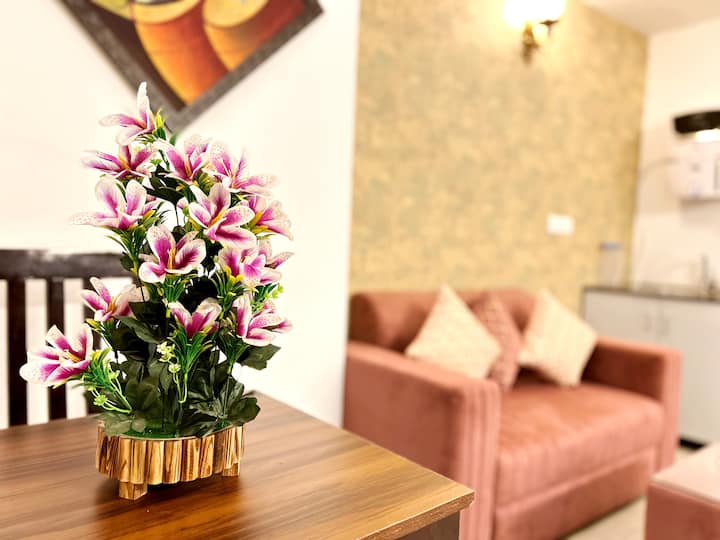 Luxe 1bhk Suite1|metro•café•wifi Workation•balcony - Noida