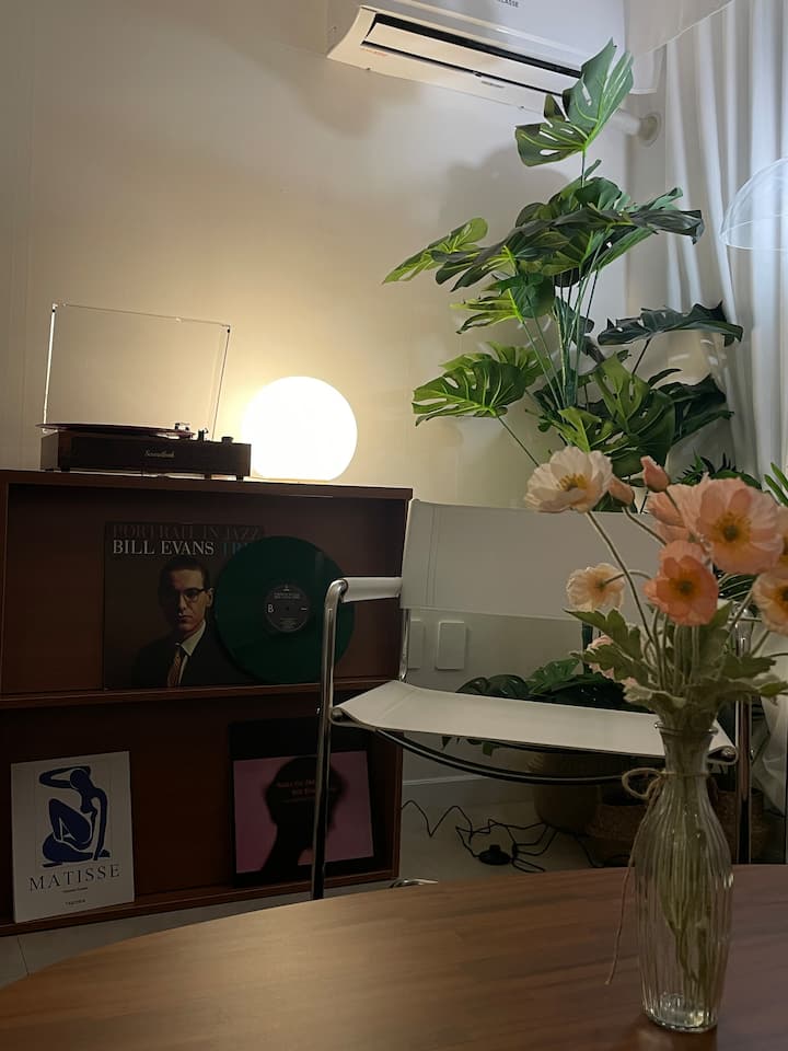 [오픈특가] 로우파이룸 롯백성심당 5분 | 침대 4개 | 최대 8인 | 케잌 및 짐보관 - Daejeon