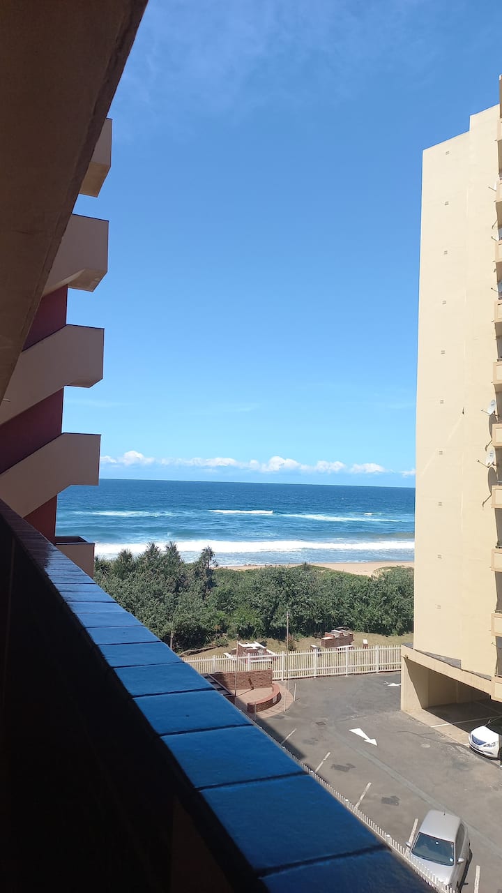 403 Dromedaris On The Beach - Amanzimtoti