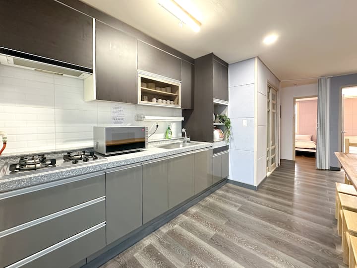 T오픈3주간특별할인 공항근처 방5개 욕실2개 12인용 식탁완비 숙소 단독사용 교통편리 - Jeju