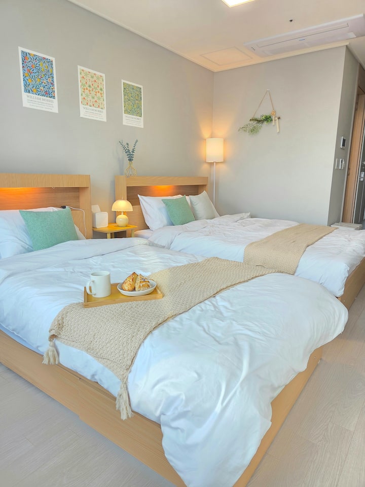 3인패밀리룸 /고층/ 서해노을/
/침대2개/인천공항/
송도컨벤시아/Walk&run - Incheon