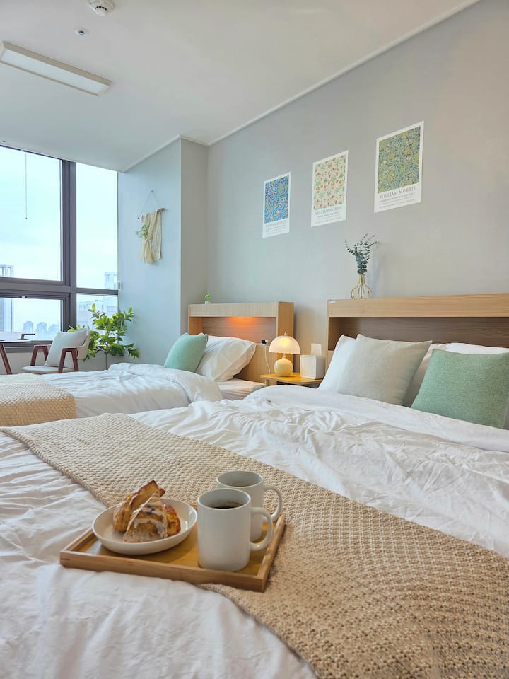 3인패밀리룸 /고층/ 서해노을/
/침대2개/인천공항/
송도컨벤시아 - Incheon