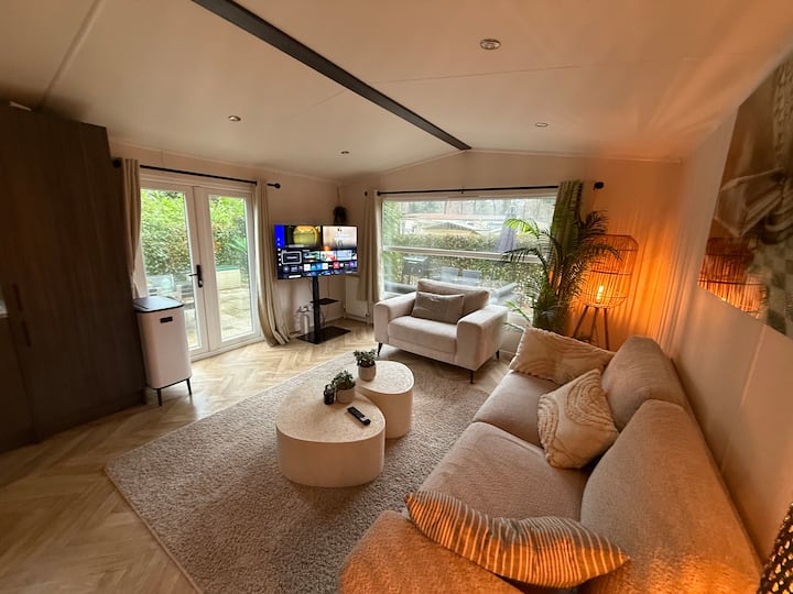 Vrijstaand Chalet Met Eigen Buiten Jacuzzi - オランダ