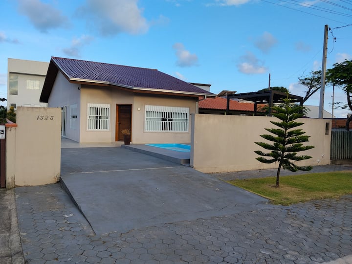 Casa Com Piscina Na Quadra Do Mar Em Guaratuba-pr. - Itapoá