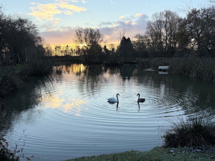 Cotswolds Lodge Near Stow | Sleeps 6 | Lakes - Moreton-in-Marsh