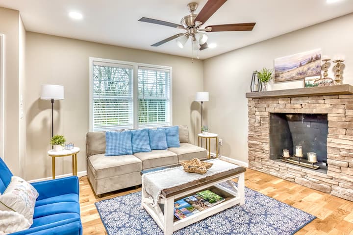 Sleeps 13 • Firepit • Perfect For Groups Or Family - Johnson City, TN