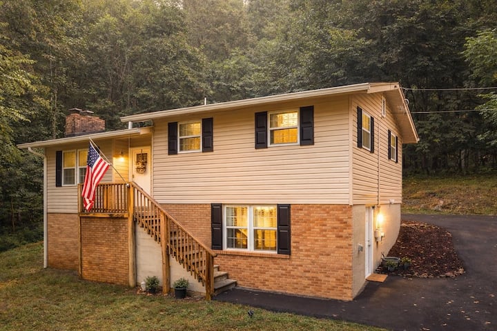 5br Private Retreat • Sleeps 12 • Fire Pit - Johnson City, TN