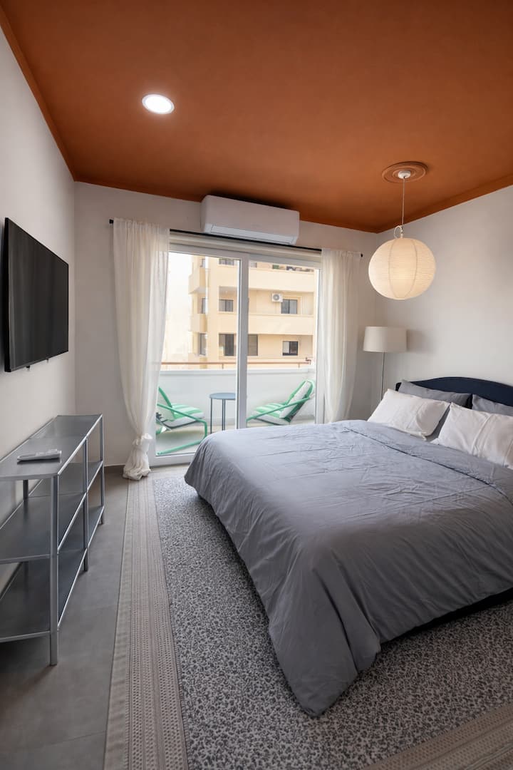 Avra Studio: Prime Location & Private Parking - Larnaca