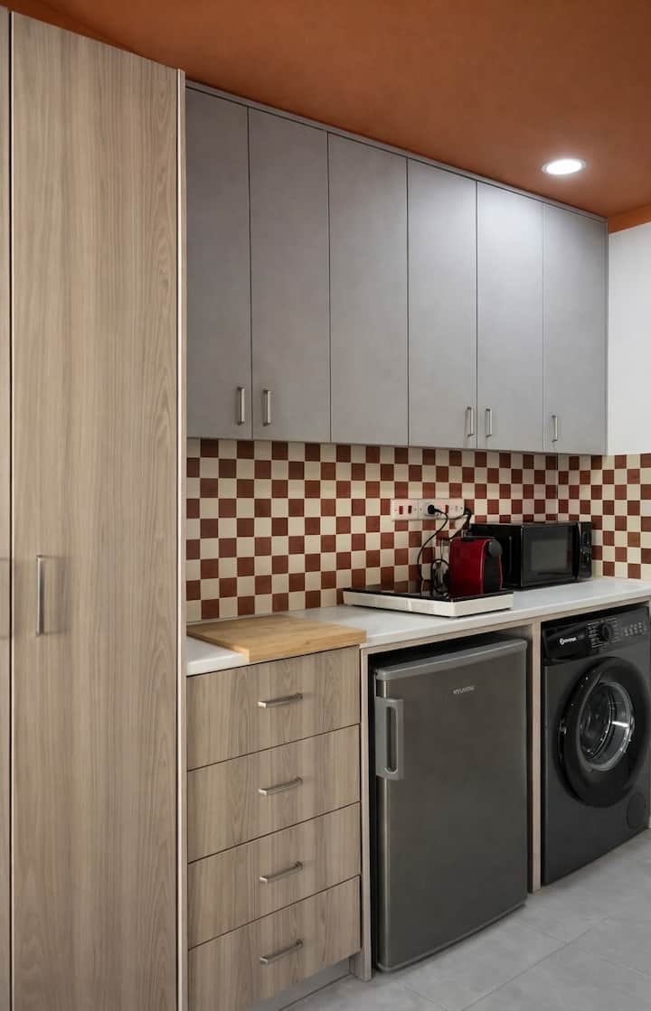 Avra Studio: Prime Location & Private Parking - Larnaca