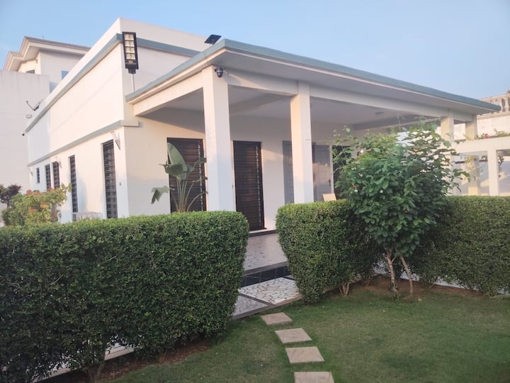 Villa 2 Chambres Avec Séjour De 46 M² Et Jardin - Benin