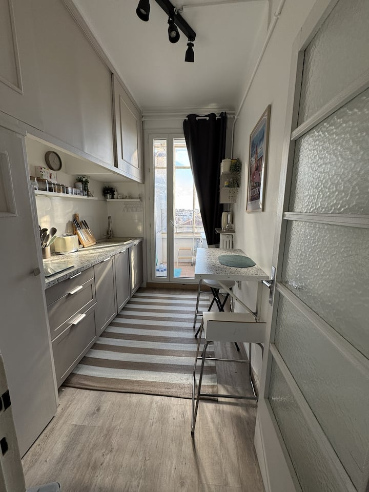 Cosy, Bright T2 With Lovely View - Marseille