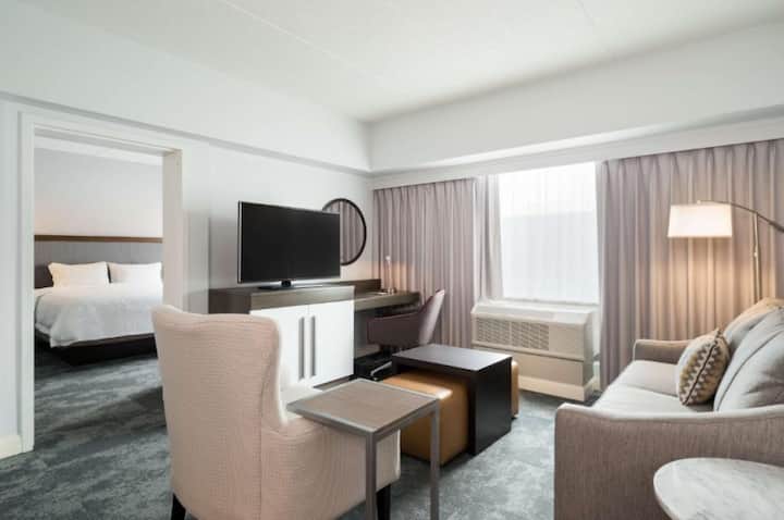 Near Pennsylvania Convention Center + Breakfast - Philadelphia, PA