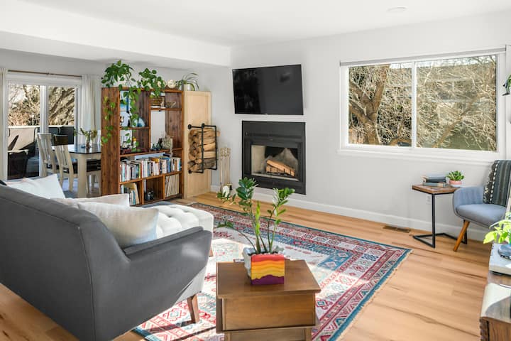 Light-filled Executive Townhome W/ Office & Pool - Arvada, CO