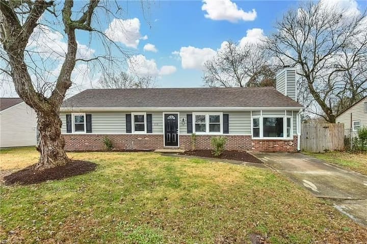 Beautiful 3 Bed 2.5 Bath Home For Entertaining. - Chesapeake, VA
