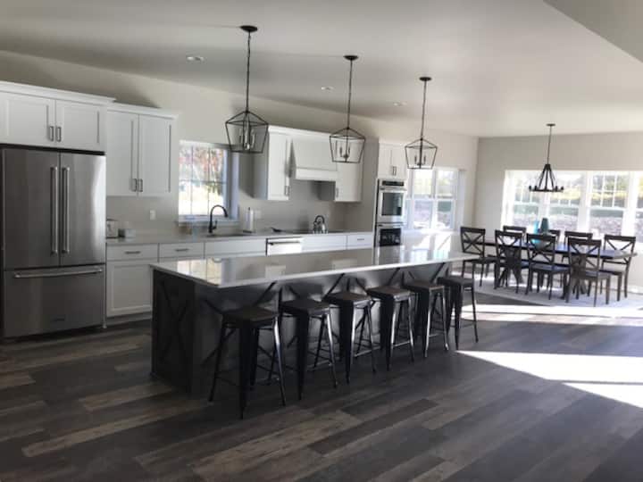 Vacation In Style!  2 Minutes To Road America - Elkhart Lake, WI