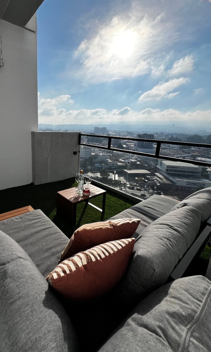 Apartment With Ac, Balcony, & Free Parking Zone 4 - 과테말라