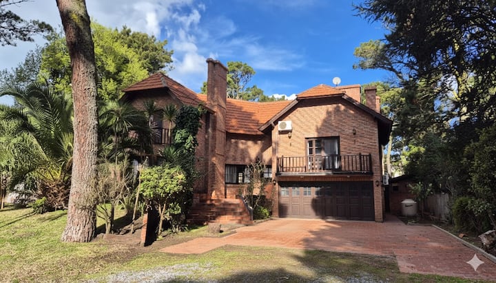 Casa Para 12 En Pinamar Golf Nuevo: 5 Hab, Quincho - Pinamar