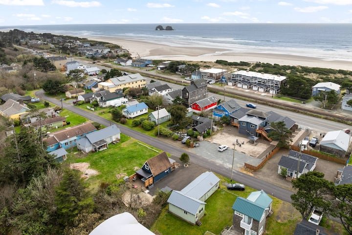 Coastal Comfort Cabin, Private Hot Tub, 3 Blocks - Rockaway Beach, OR