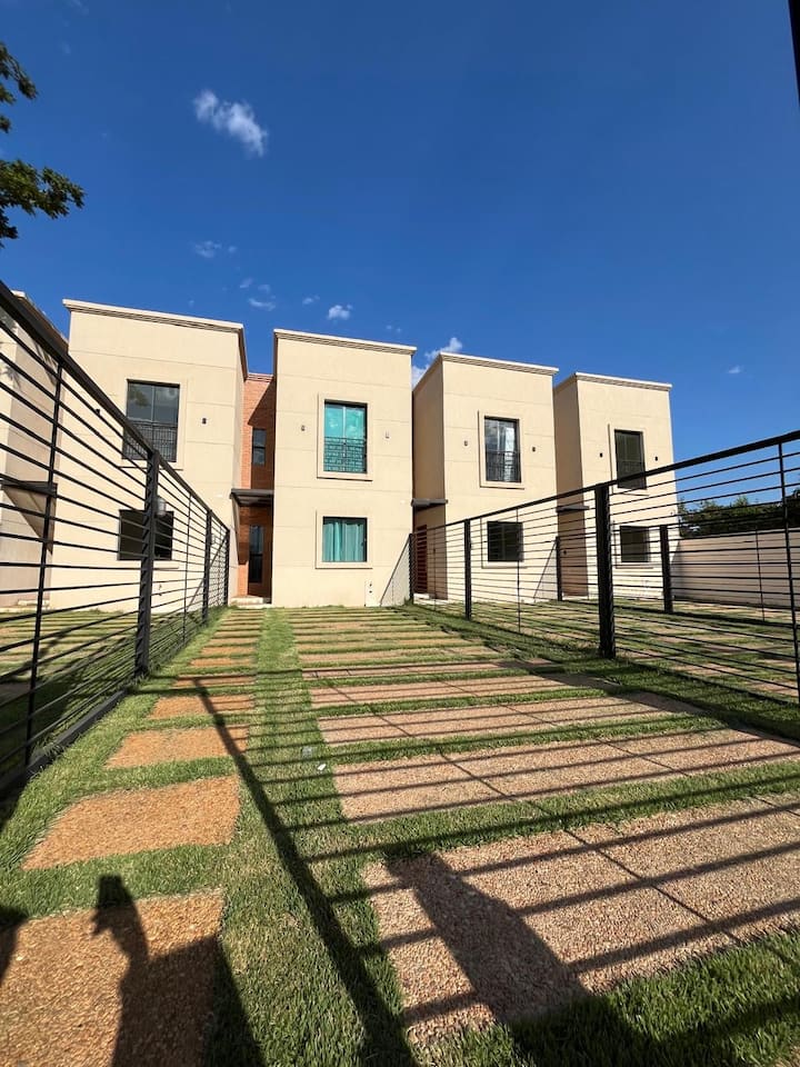 New Family House With Pool Near The Airport - Areguá