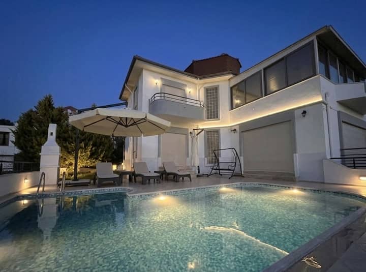 Yeni Müstakil Havuzlu Bahçeli Güvenilir Temiz 4+1 - 쿠사다시