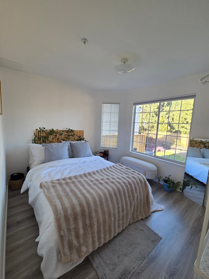Bright & Cozy Garden Suite. 7 Min Walk To Train! - Vancouver