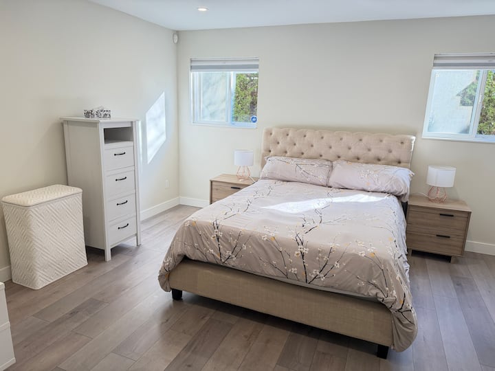 Huge 2br Suite 1320 Sq Ft | Private +Free Parking - 高貴林