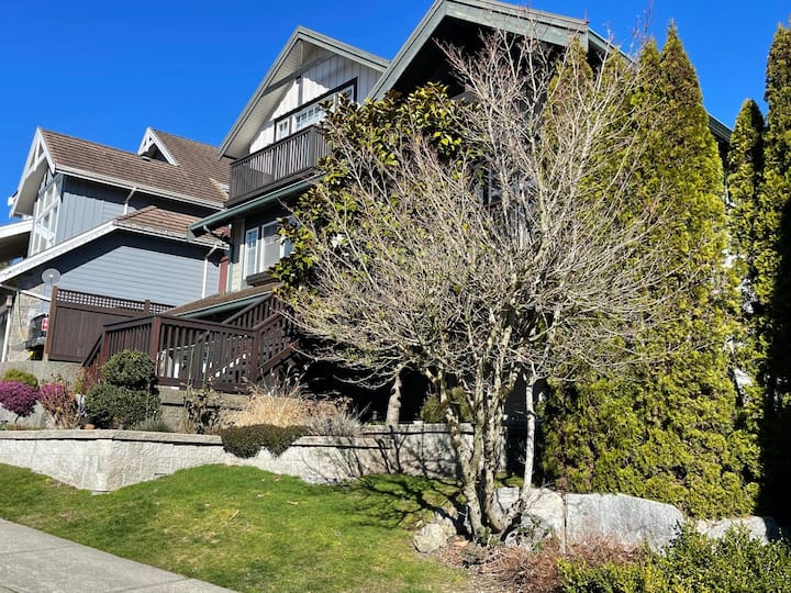 Spacious 2br 1320 Sq Ft Retreat Near Rocky Point - Coquitlam