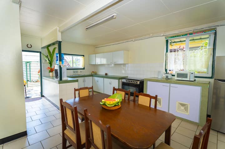 Traditioneel Huis Met Zwembad - Paramaribo